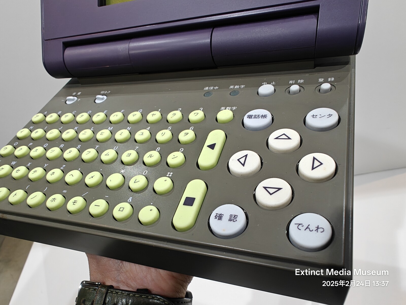 1990/平成2/NTT/ANGEL NOTE/エンジェルノート/番号案内情報検索装置/エットーレ・ソットサスデザイン/ : Extinct Media Museum Tokyo