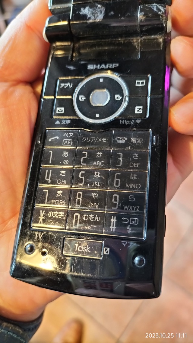 2007/平成19/SHARP/W52SH/回転2軸/203万画素/FeliCa/ワンセグ/モバイルASV液晶/ブラック/ : Extinct Media Museum | 絶滅メディア博物館