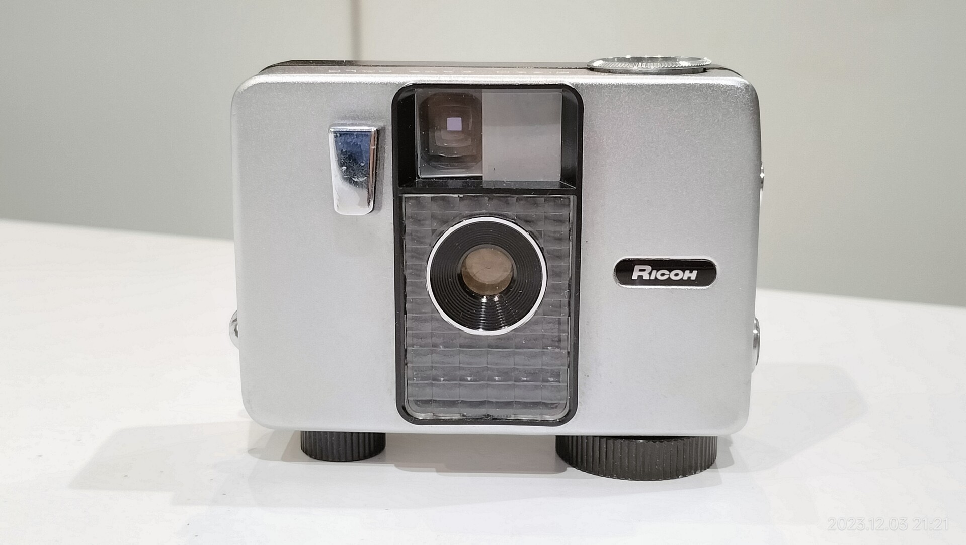 1962/昭和37/RICOH/RICOH AUTO HALF/リコーオートハーフ初代/フィルム自動巻き上げ/スプリングモーター/F2.8 ...