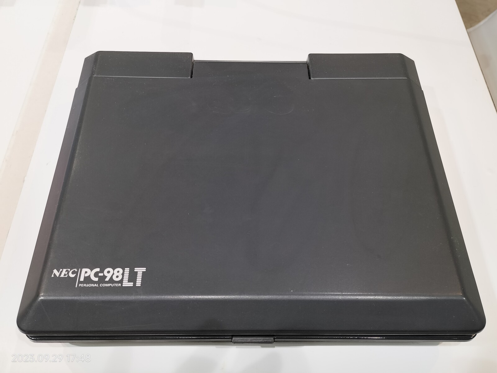 1986/昭和61/NEC/PC-98LT/NEC初のラップトップパソコン/3.5インチFDD/標準384KB/最大640KB/3.8kg ...