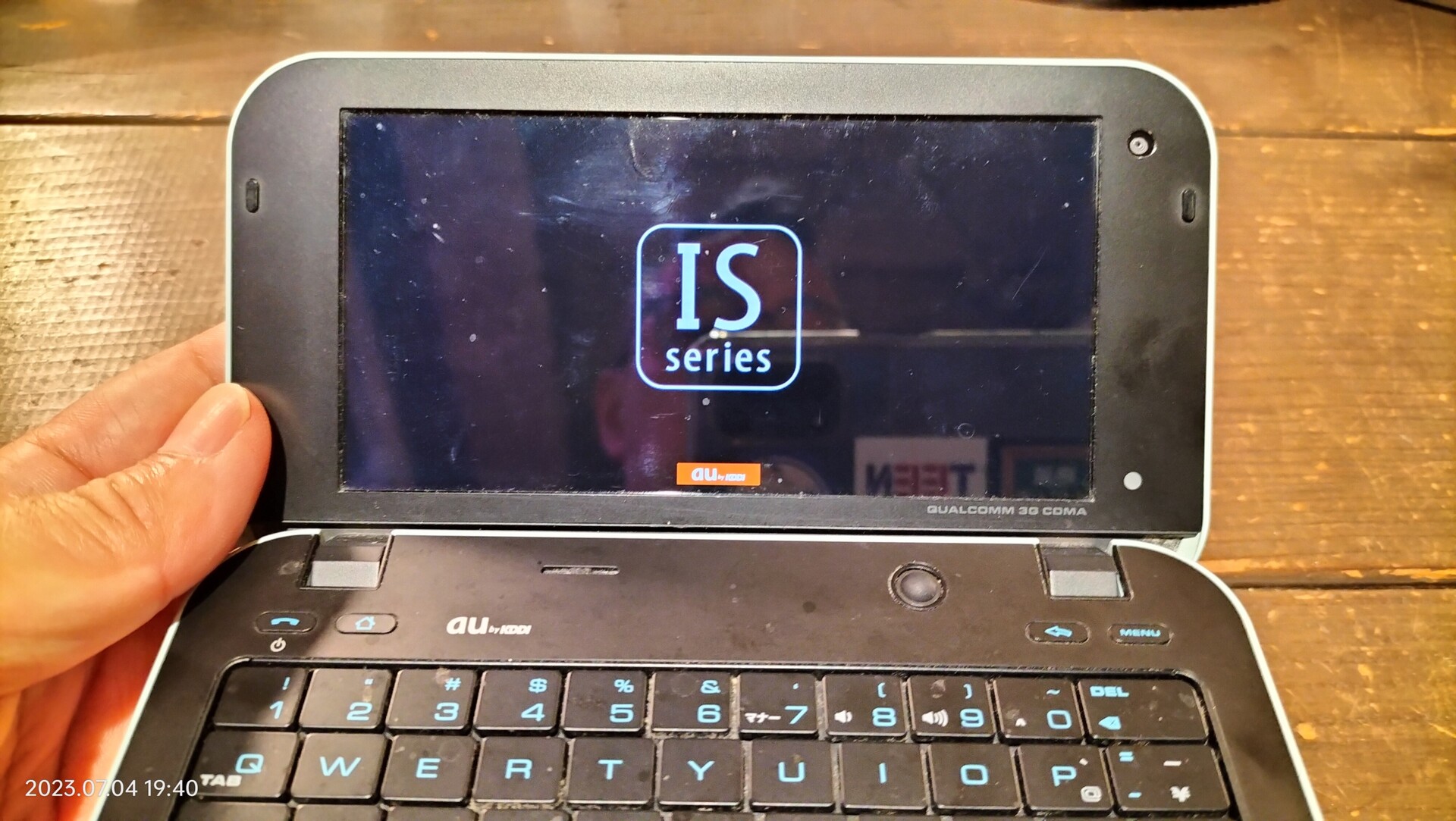 2010/平成22/SHARP/IS01/Android OS 1.6/スマートブック/トラックボール/メガネケース/ライトブルー/動態保存機 : Extinct Media Museum ...