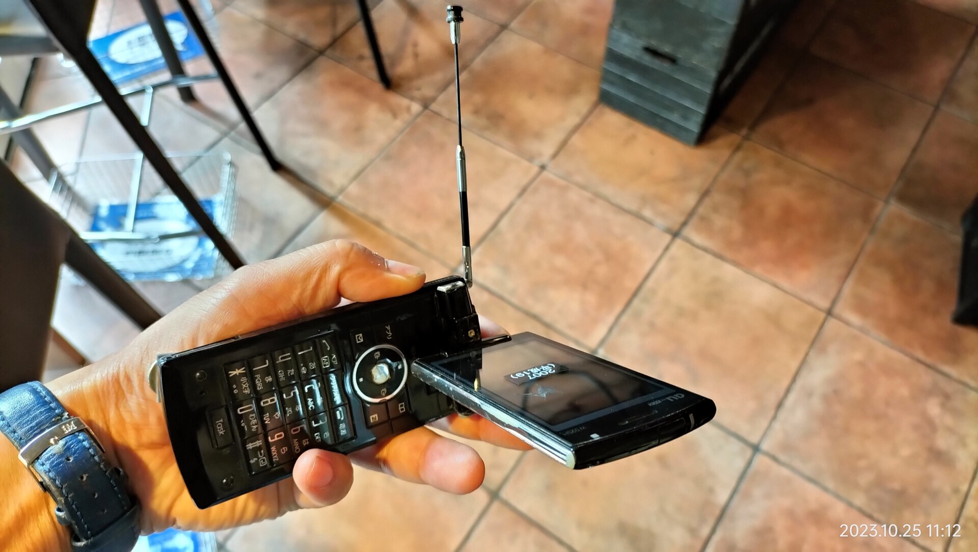 2007/平成19/SHARP/W52SH/回転2軸/203万画素/FeliCa/ワンセグ/モバイルASV液晶/ブラック/ : Extinct Media Museum | 絶滅メディア博物館