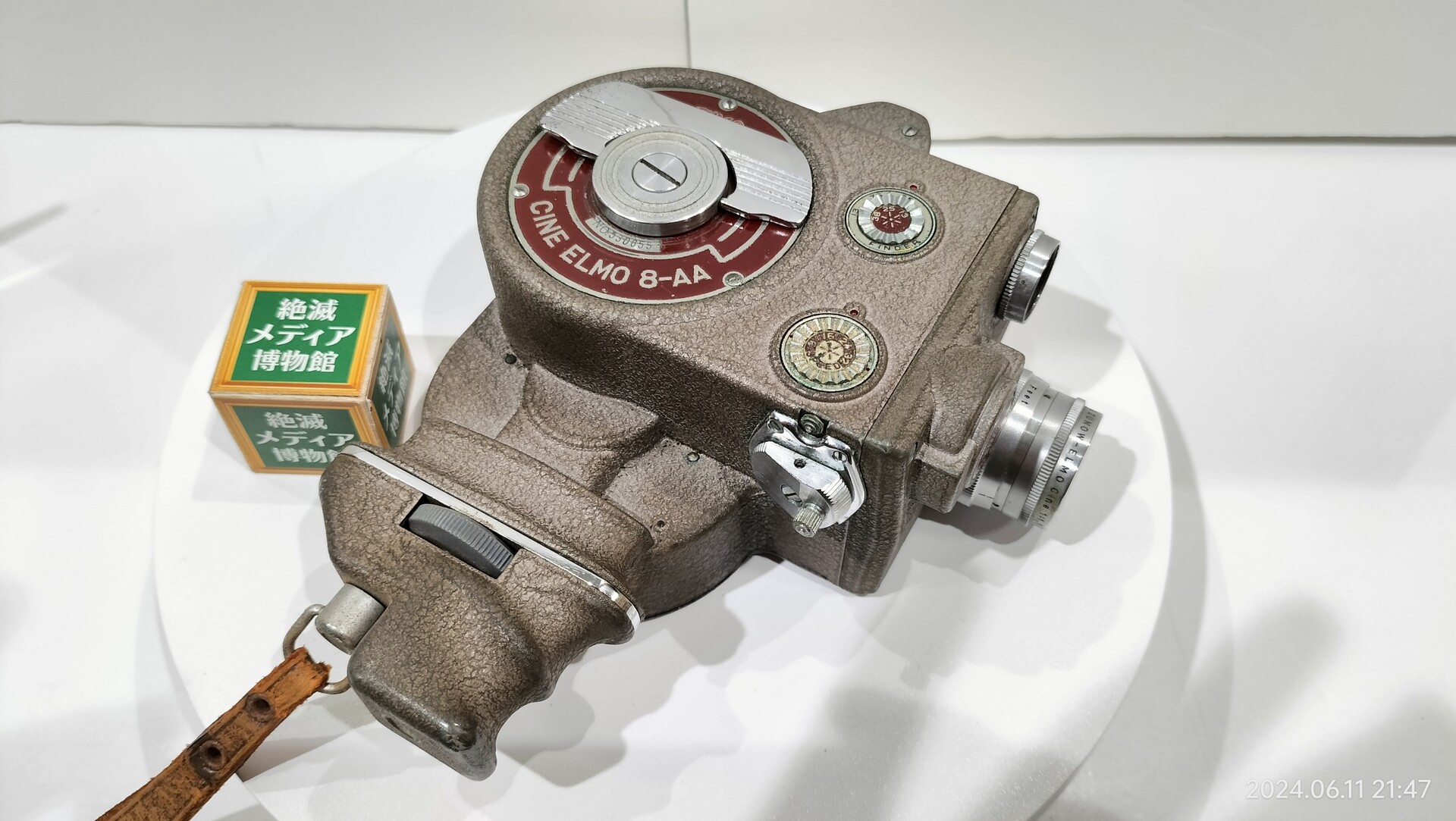 1957/昭和32/ELMO/CINE ELMO 8-AA/国産2機種目の8mmカメラの8-Aの改良型/レンズあり/グリップ付き/ダブル8 ...