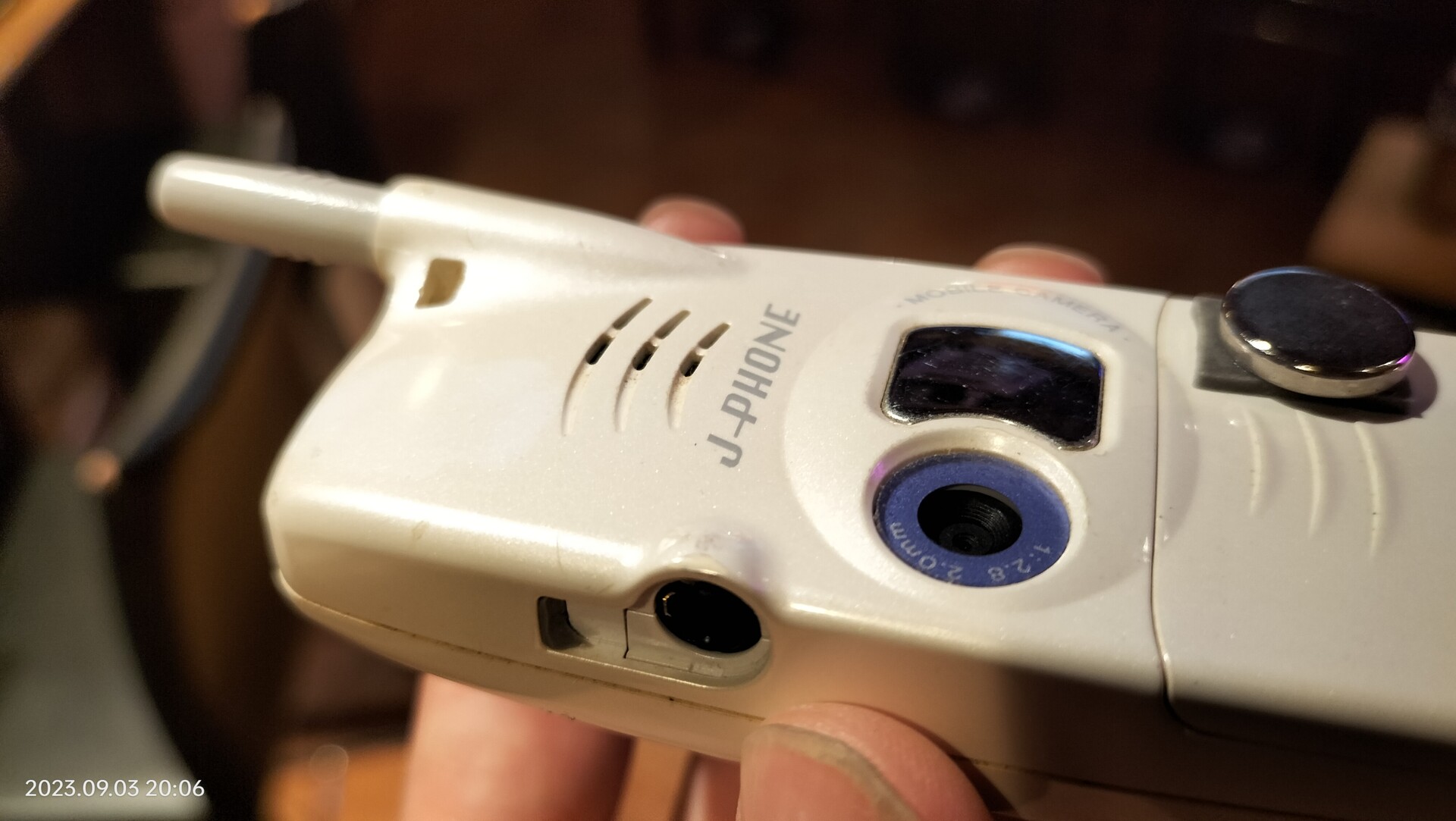 2000/平成12/SHARP/J-SH04/初代写メール/256色カラー液晶/グレイスホワイト/ : Extinct Media Museum | 絶滅メディア博物館