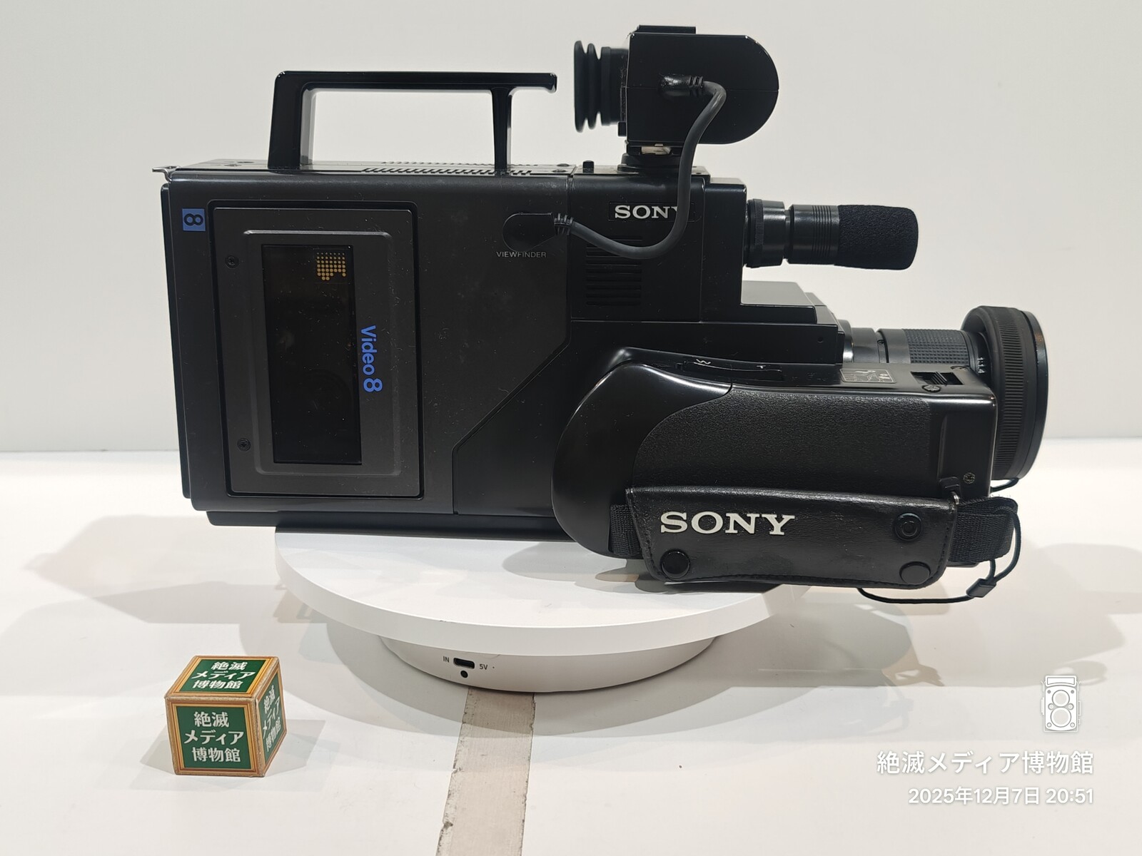 1985/昭和60/SONY/CCD-V8/初代8ミリビデオカメラ/発売時288,000円/ : Extinct Media Museum Tokyo