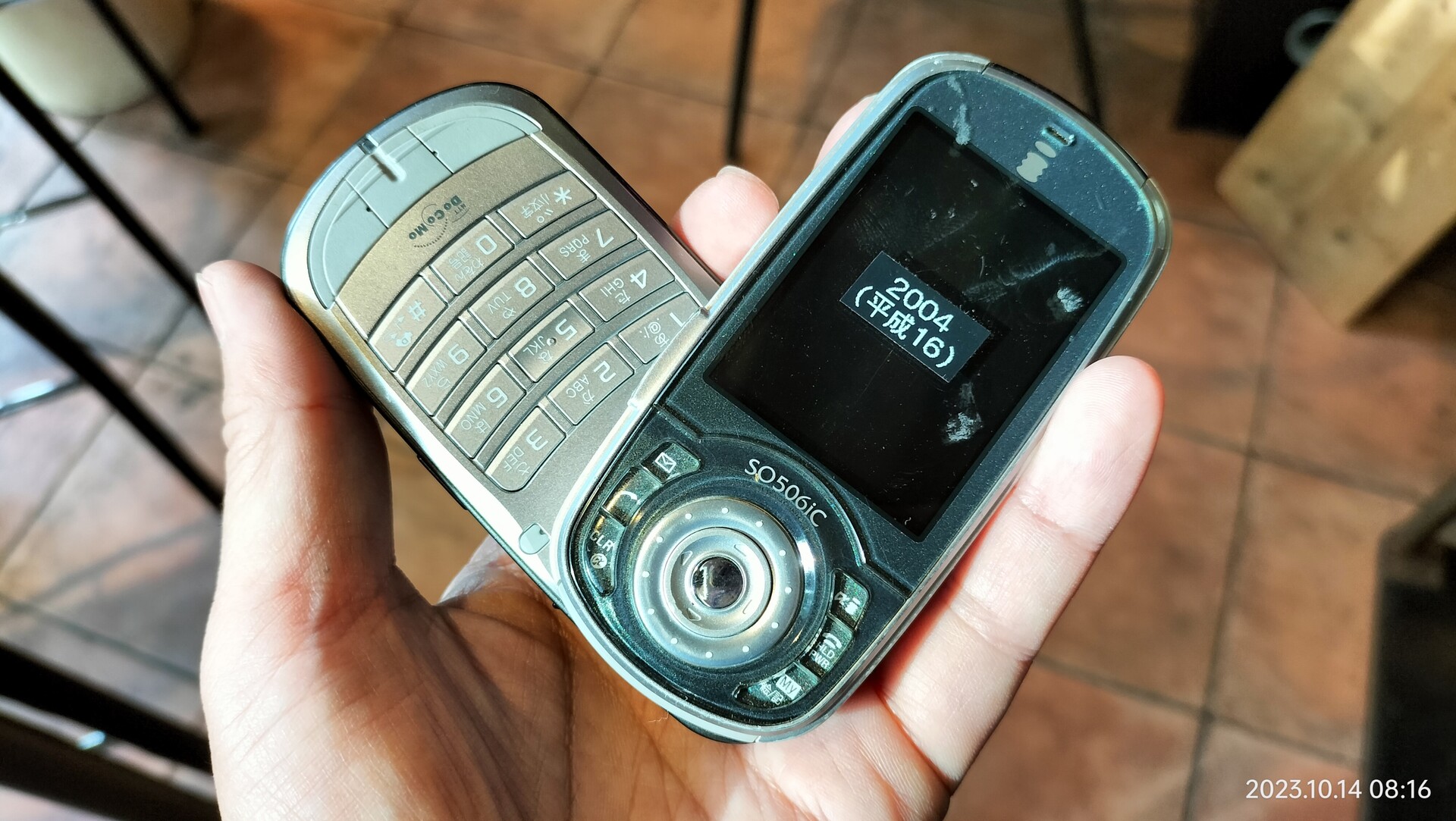 2004/平成16/Sony Ericsson/SO506iC/docomo/フェリカ搭載/世界初のお財布ケータイ/リボルバー/回転構造 ...