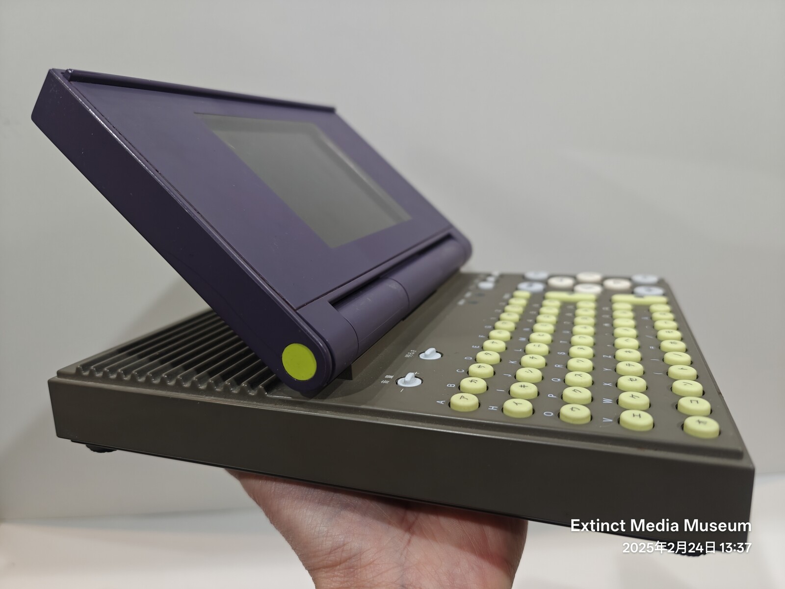 1990/平成2/NTT/ANGEL NOTE/エンジェルノート/番号案内情報検索装置/エットーレ・ソットサスデザイン/ : Extinct Media Museum | 絶滅メディア博物館