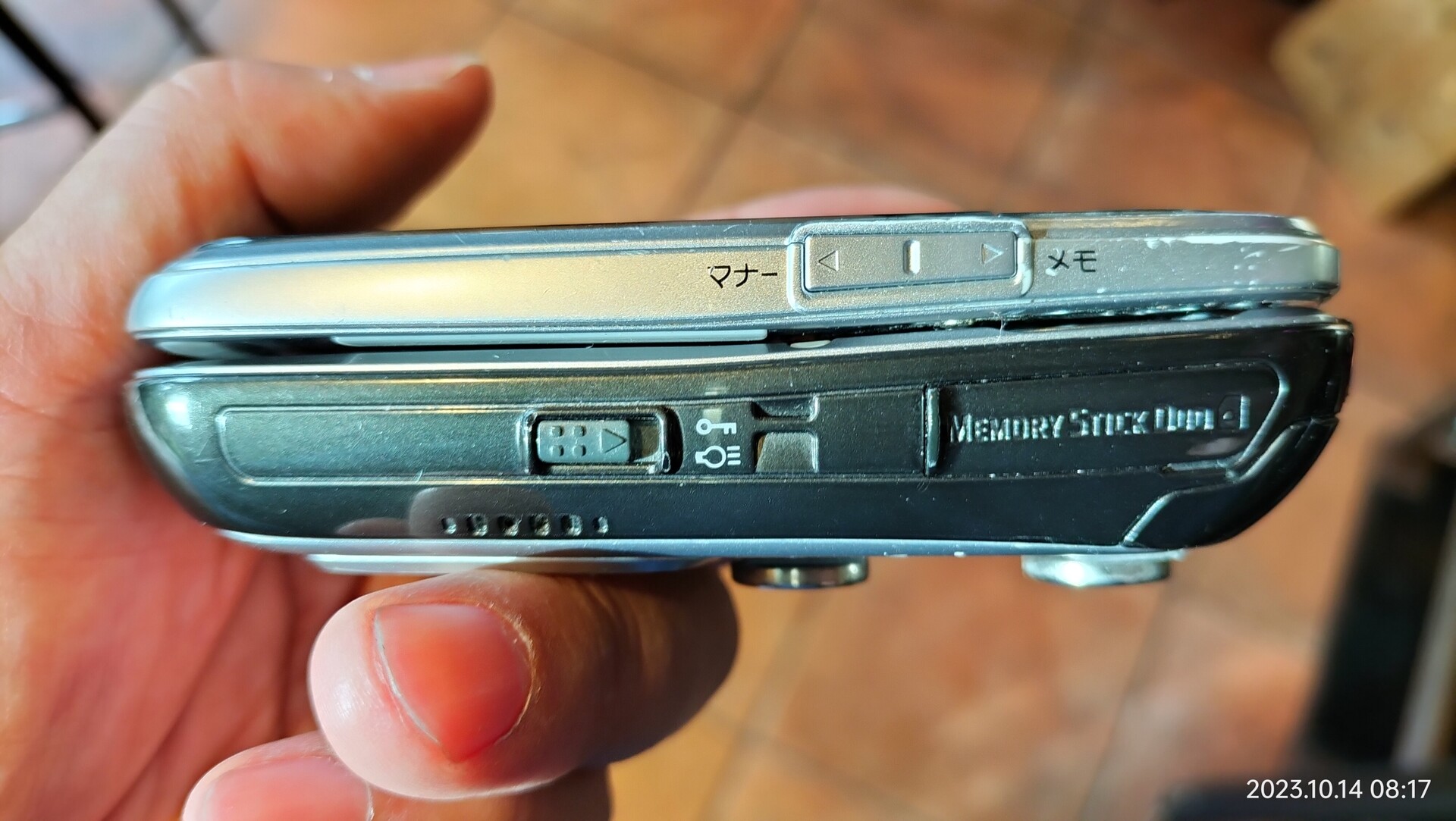 2004/平成16/Sony Ericsson/SO506iC/docomo/フェリカ搭載/世界初のお財布ケータイ/リボルバー/回転構造 ...