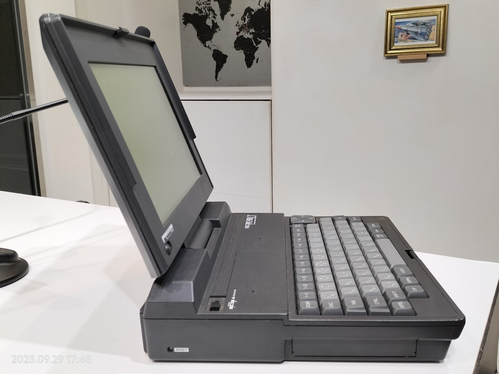 1986/昭和61/NEC/PC-98LT/NEC初のラップトップパソコン/3.5インチFDD/標準384KB/最大640KB/3.8kg ...