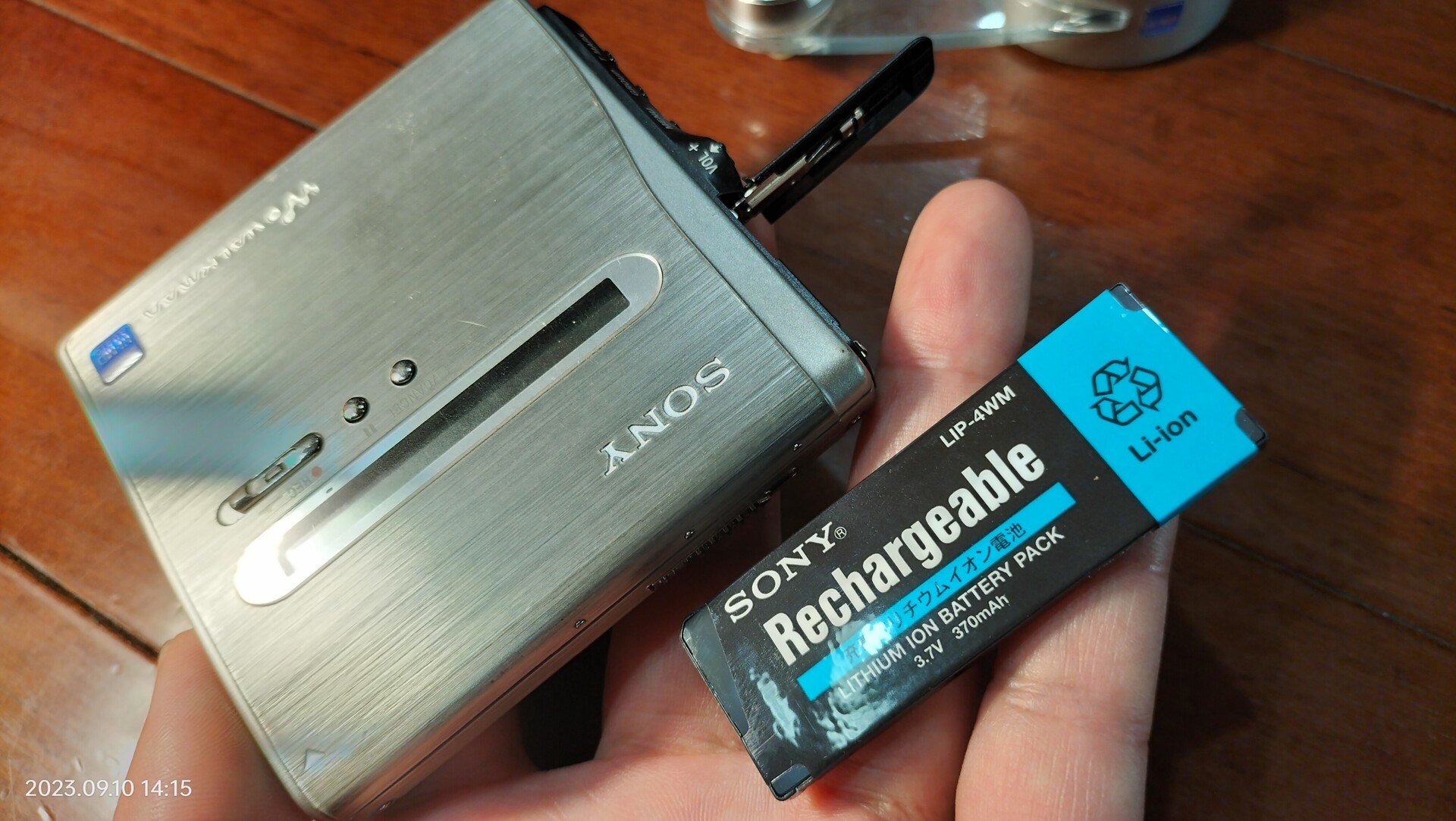 2004/平成16/SONY/MZ-NH1/Hi-MD/WALKMAN/ウォークマン/シルバー/充電スタンド/ : Extinct Media ...