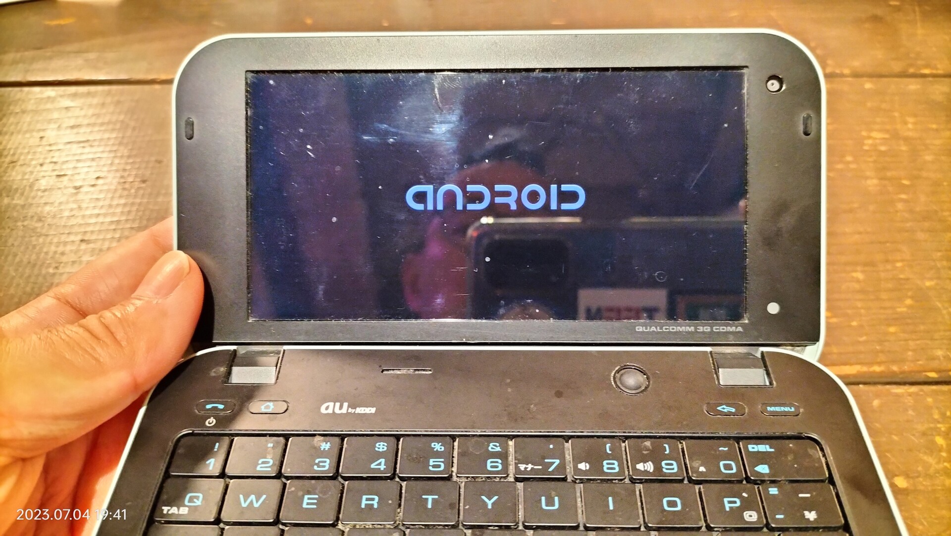 2010/平成22/SHARP/IS01/Android OS 1.6/スマートブック/トラックボール/メガネケース/ライトブルー/動態保存機 : Extinct Media Museum ...