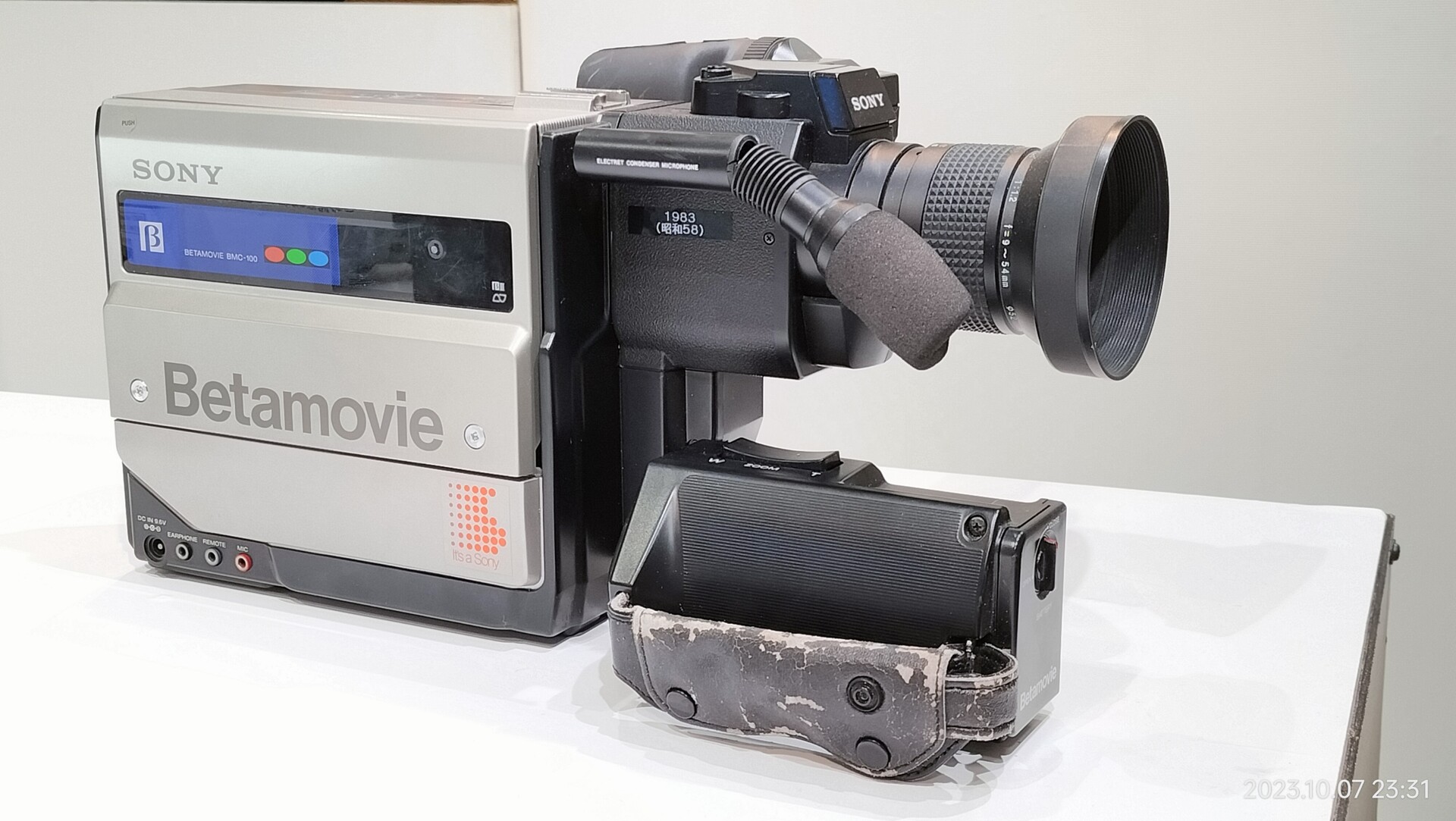 1983/昭和58/SONY/BMC-100/ベータムービー1号機/世界初の一体型ビデオカメラ/グッドデザイン賞/ : Extinct Media Museum Tokyo