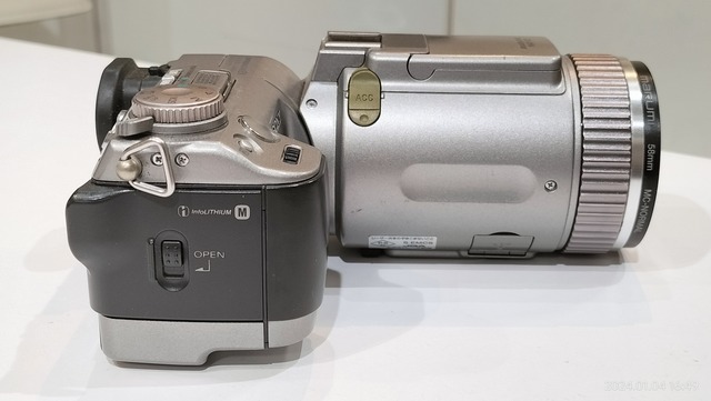 2001/平成13/SONY/DSC-F707/Cyber-shot/502万画素/光学5倍/回転レンズ/メモリースティック/ホログラフィック ...