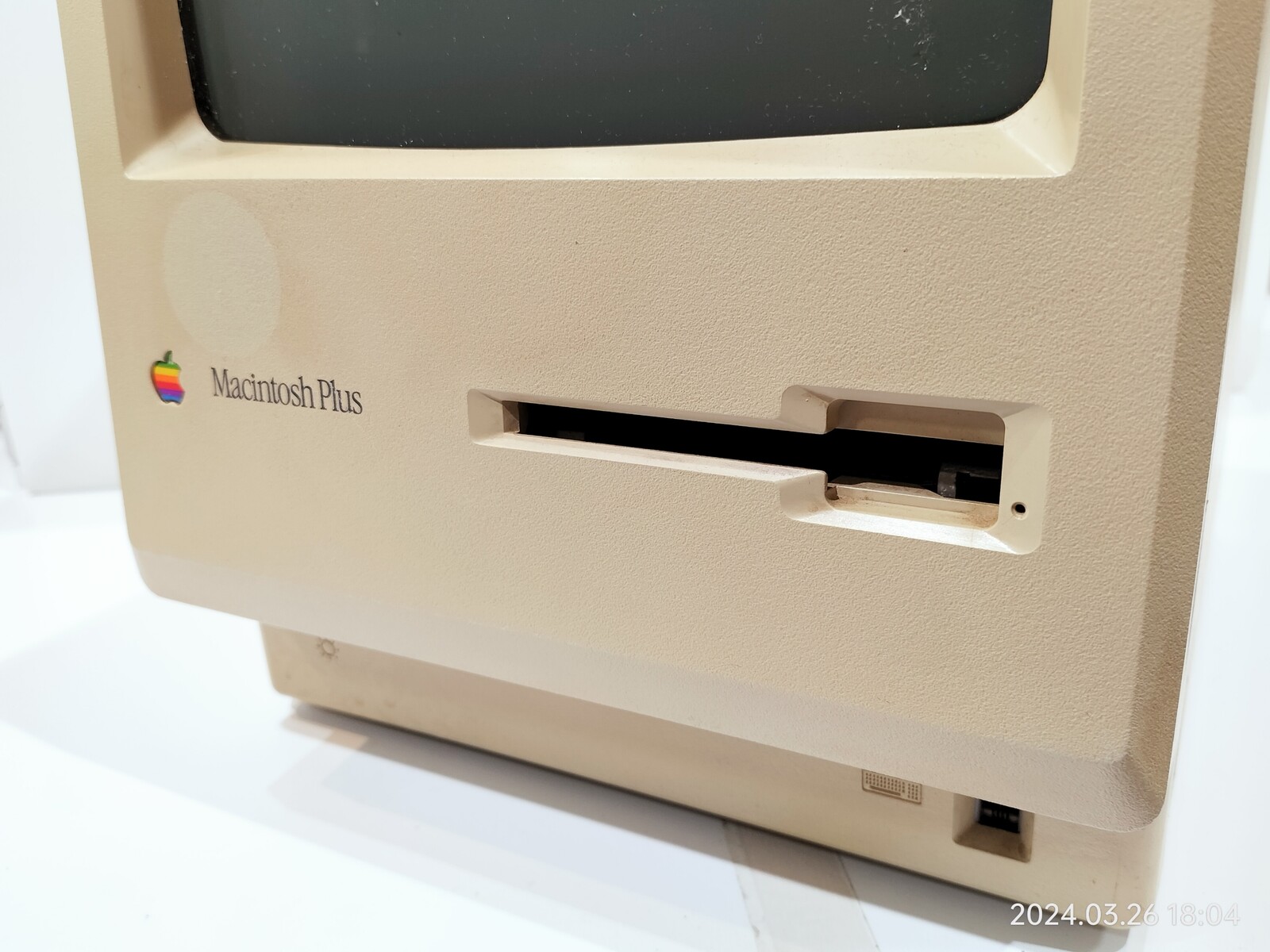 1986/平成8/Apple/Macintosh Plus/Motorola 68000 @ 7.8 MHz/1MBメモリー/初SCSIポート/9インチモノクロディスプレイ/DynaMac ...