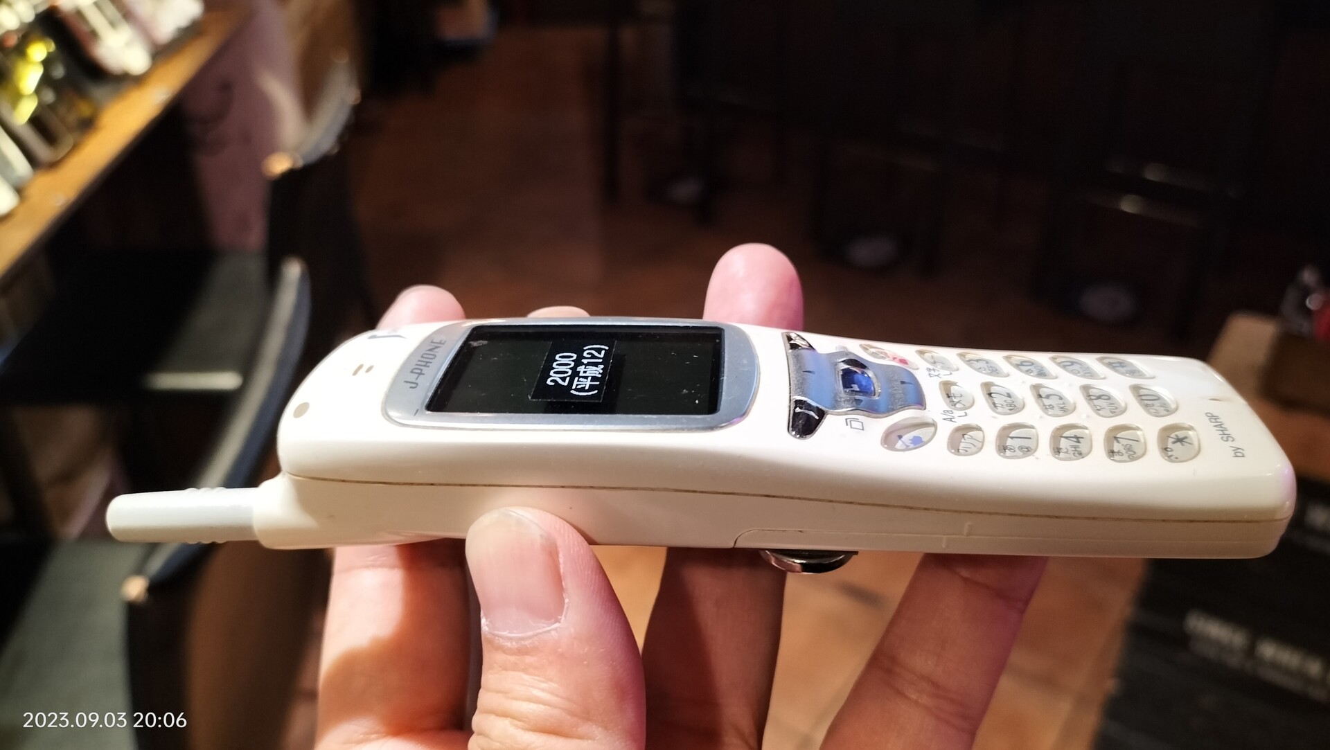 2000/平成12/SHARP/J-SH04/初代写メール/256色カラー液晶/グレイスホワイト/ : Extinct Media Museum | 絶滅メディア博物館