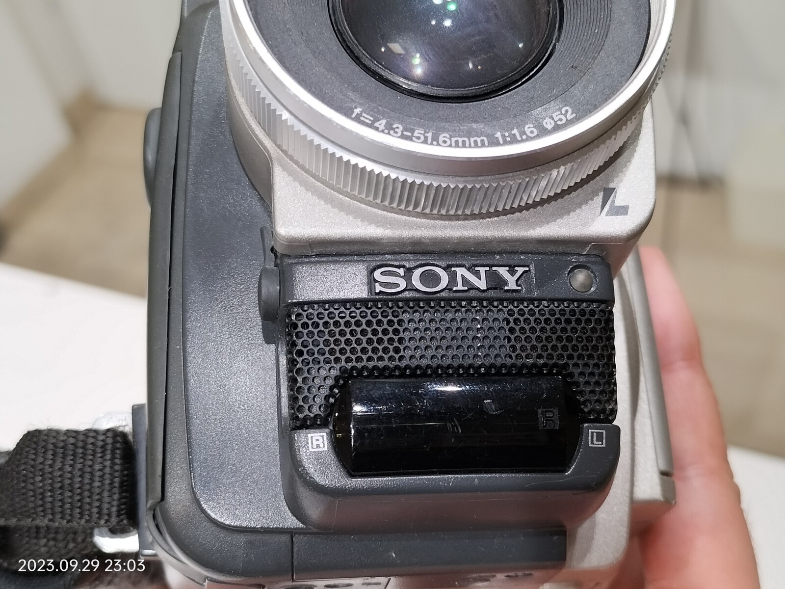 1998/平成10/SONY/DCR-TRV900/Handycam/小型ボディに3CCDを搭載した傑作機/3CCD/38万画素/DV ...