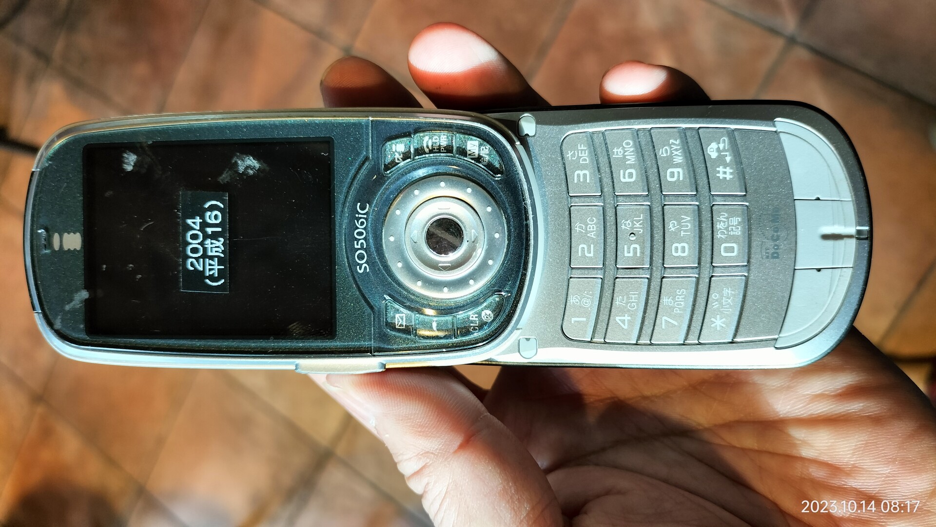 2004/平成16/Sony Ericsson/SO506iC/docomo/フェリカ搭載/世界初のお財布ケータイ/リボルバー/回転構造 ...