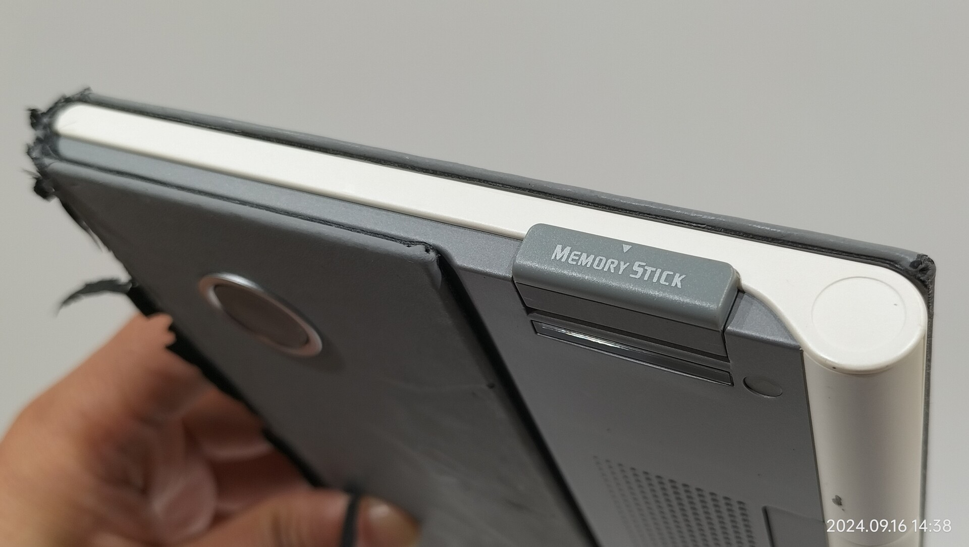 2004/平成16/SONY/EBR-1000EP/e-Book Reader/E INK/BBeB/OpenMG/世界初のE INK採用電子 ...