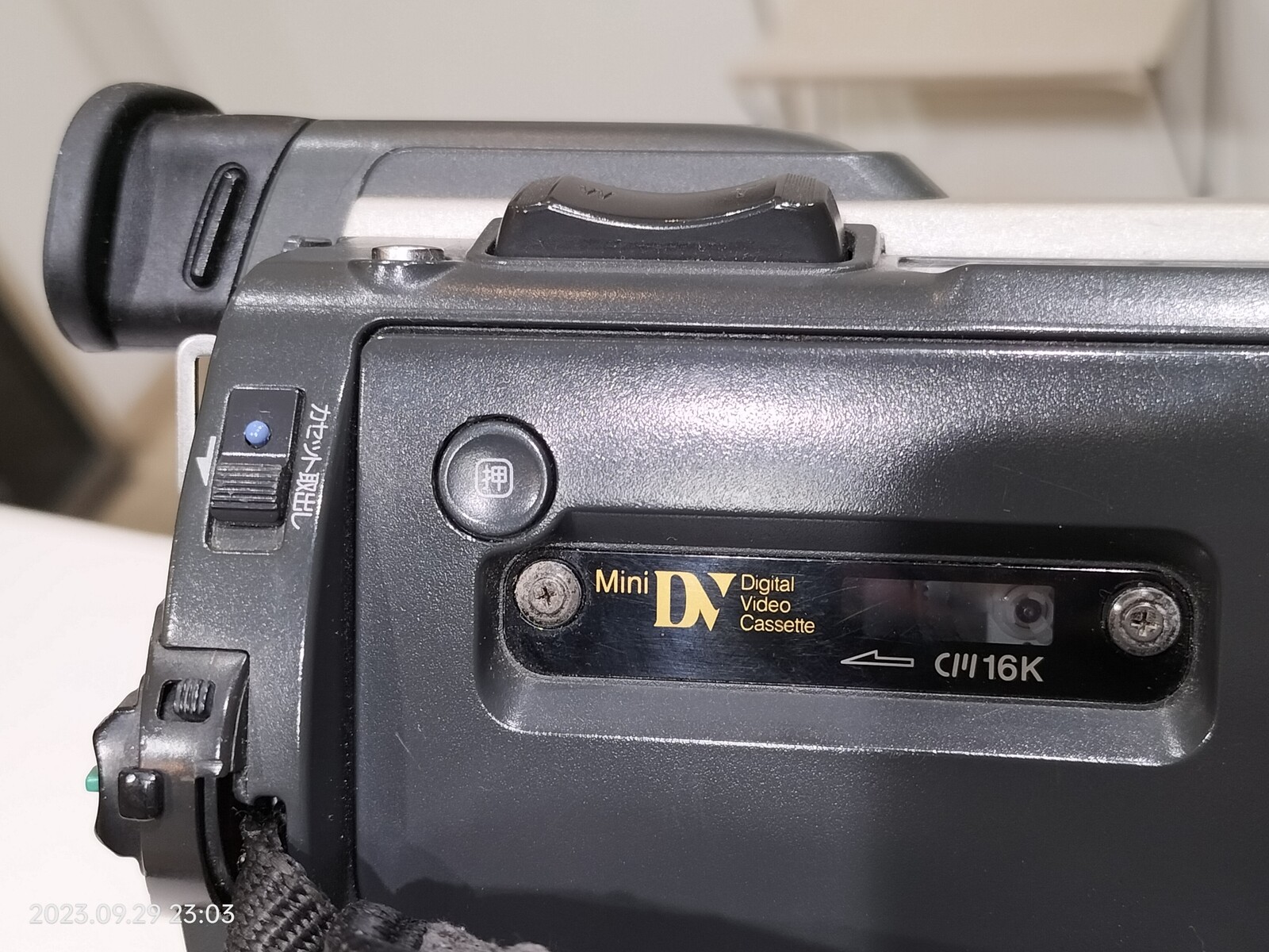 1998/平成10/SONY/DCR-TRV900/Handycam/小型ボディに3CCDを搭載した傑作機/3CCD/38万画素/DV ...