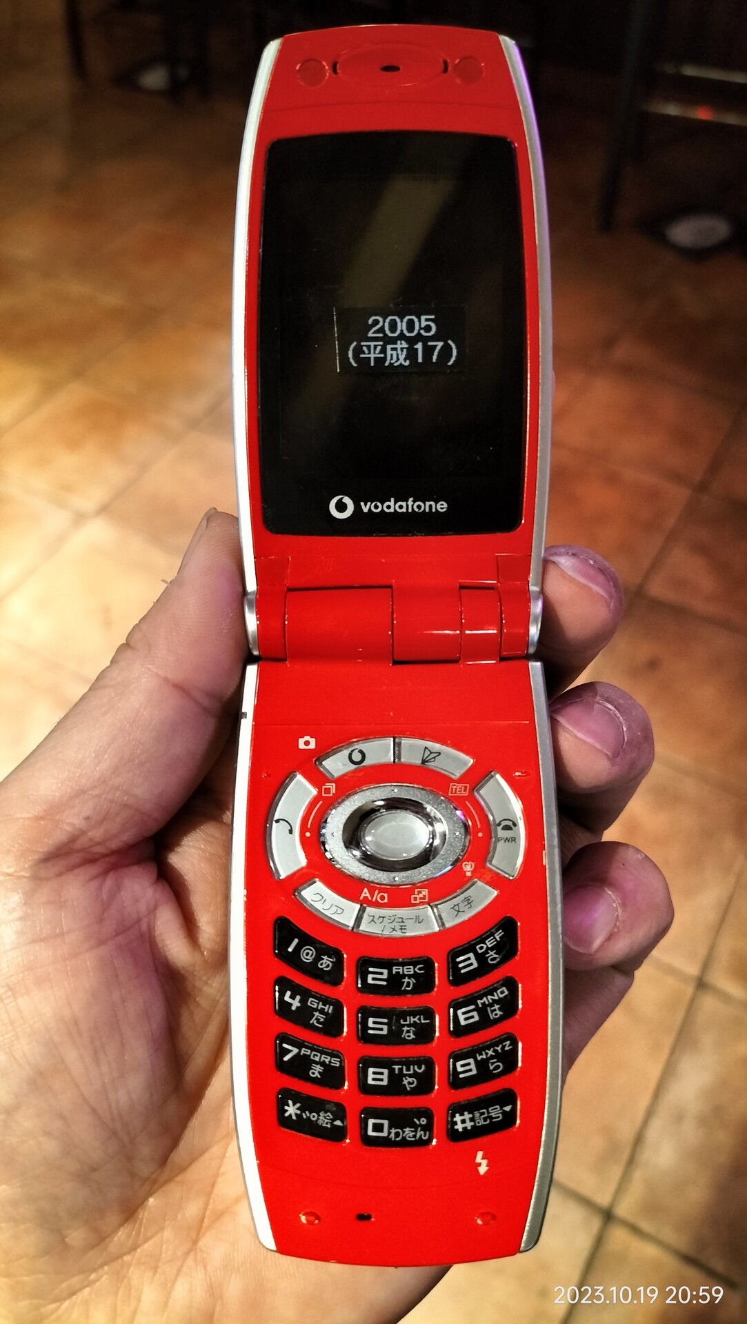 2005/平成17/SHARP/V302SH/Vodafone/Ferrari Edition/フェラーリモデル/31万画素/ : Extinct Media Museum | 絶滅メディア博物館