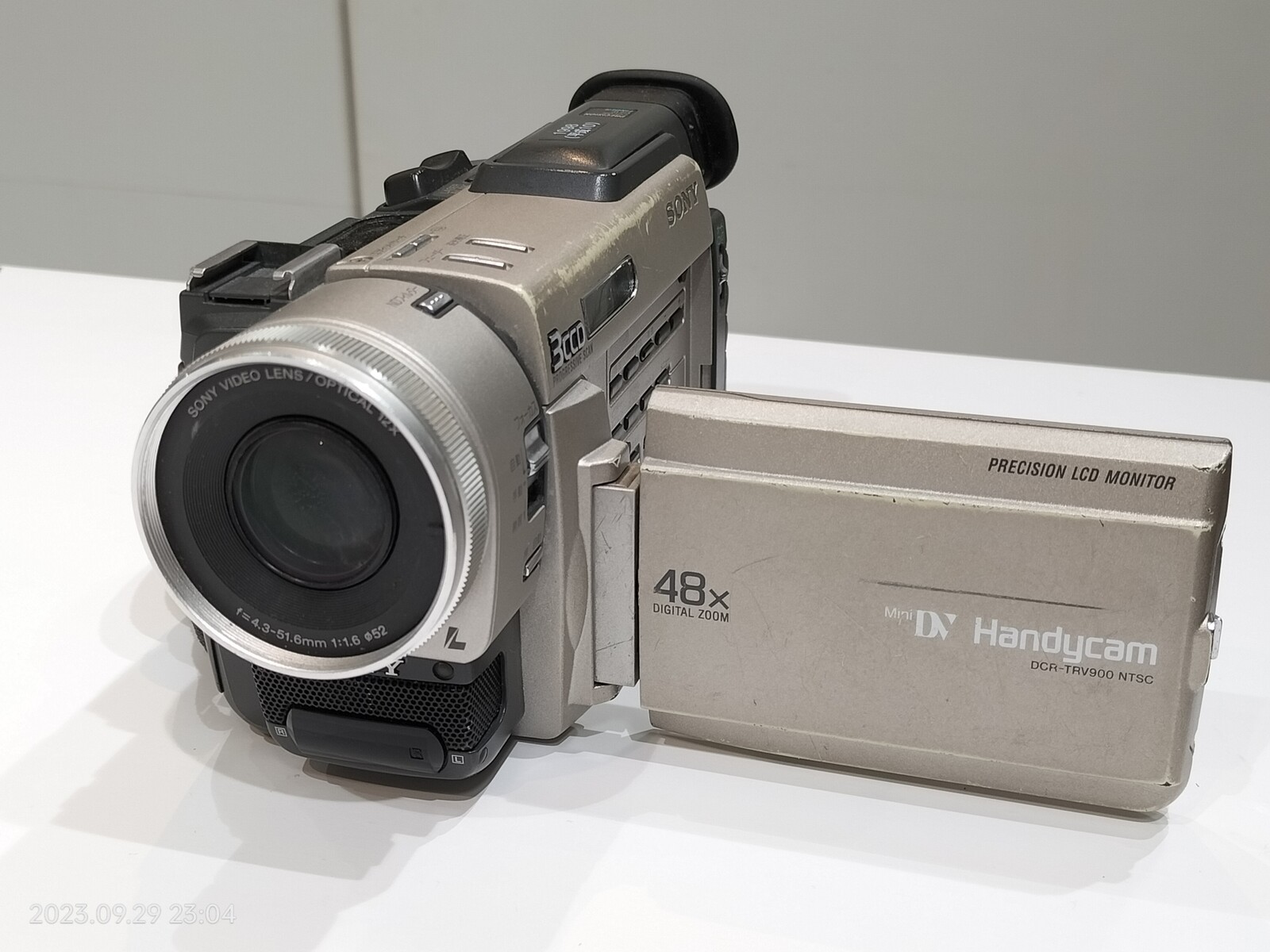 1998/平成10/SONY/DCR-TRV900/Handycam/小型ボディに3CCDを搭載した傑作機/3CCD/38万画素/DV ...