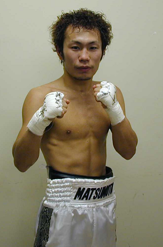 BOXER MATSUMOTO HIROSHI:VS パランチャン・ウォラピン（タイ） 4R 1分26秒KO勝ち（18戦13勝5KO2敗3分け）