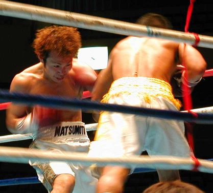 BOXER MATSUMOTO HIROSHI:VS パランチャン・ウォラピン（タイ） 4R 1分26秒KO勝ち（18戦13勝5KO2敗3分け）