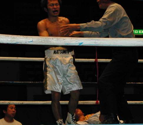 BOXER MATSUMOTO HIROSHI:VS パランチャン・ウォラピン（タイ） 4R 1分26秒KO勝ち（18戦13勝5KO2敗3分け）