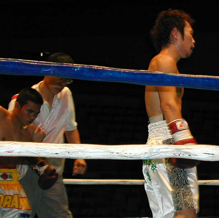 BOXER MATSUMOTO HIROSHI:VS パランチャン・ウォラピン（タイ） 4R 1分26秒KO勝ち（18戦13勝5KO2敗3分け）