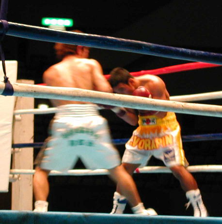 BOXER MATSUMOTO HIROSHI:VS パランチャン・ウォラピン（タイ） 4R 1分26秒KO勝ち（18戦13勝5KO2敗3分け）
