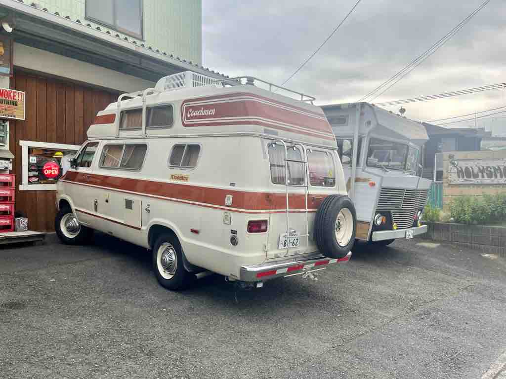 HOLYSMOKE : '77 Dodge B300 Coachman