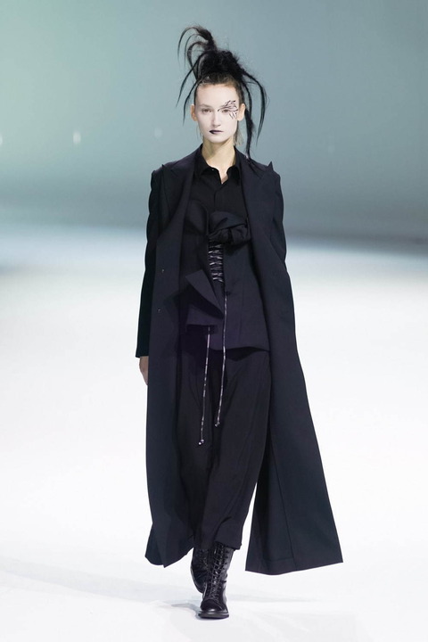 ヨウジヤマモト(Yohji Yamamoto)2020-2021AW パリコレクションを ヨウジヤマモト(Yohji Yamamoto)2020-2021AW パリコレクションを