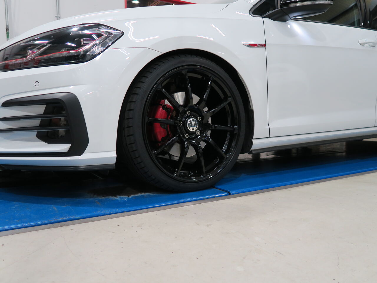 イシカワエンジニアリング スタッフブログ:VW GOLF7.5 GTI × NEUSPEED RSe102 19×8.0J+45 Gloss ...