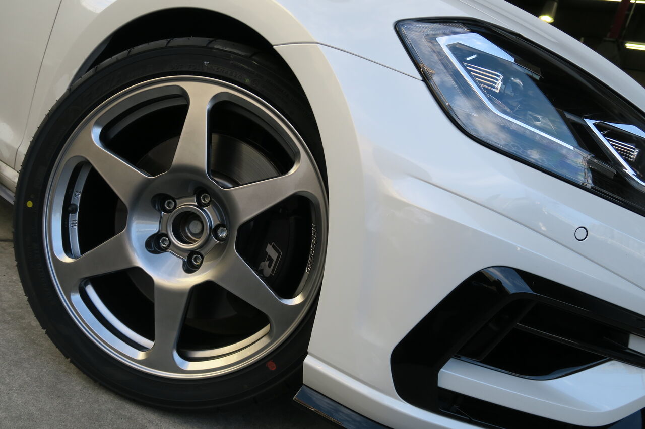 イシカワエンジニアリング スタッフブログ:VW GOLF7.5 R × NEUSPEED RSe06 18x8.5+45 Hyper Black