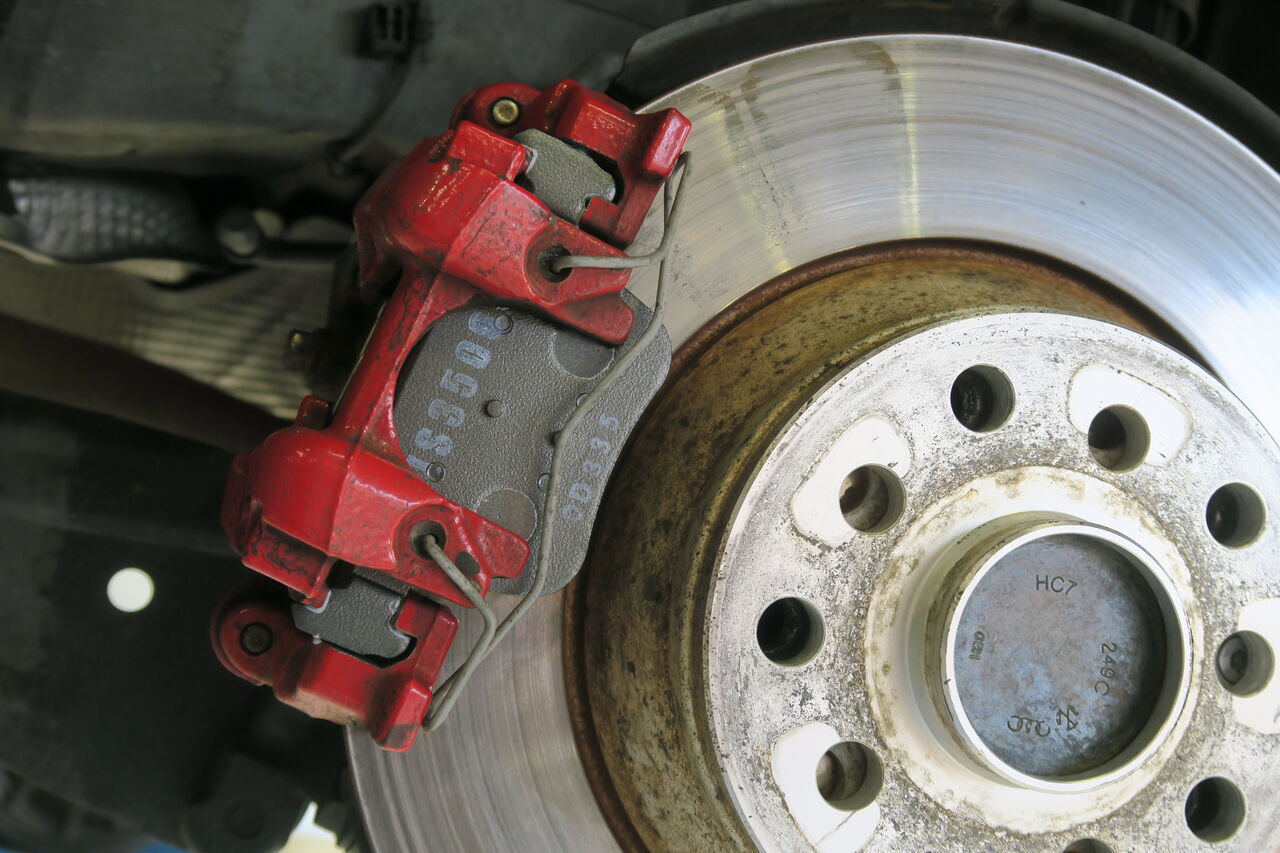 イシカワエンジニアリング スタッフブログ:VW GOLF7.5 GTI × iSWEEP Brake Pad IS3500 + エンジンオイル交換
