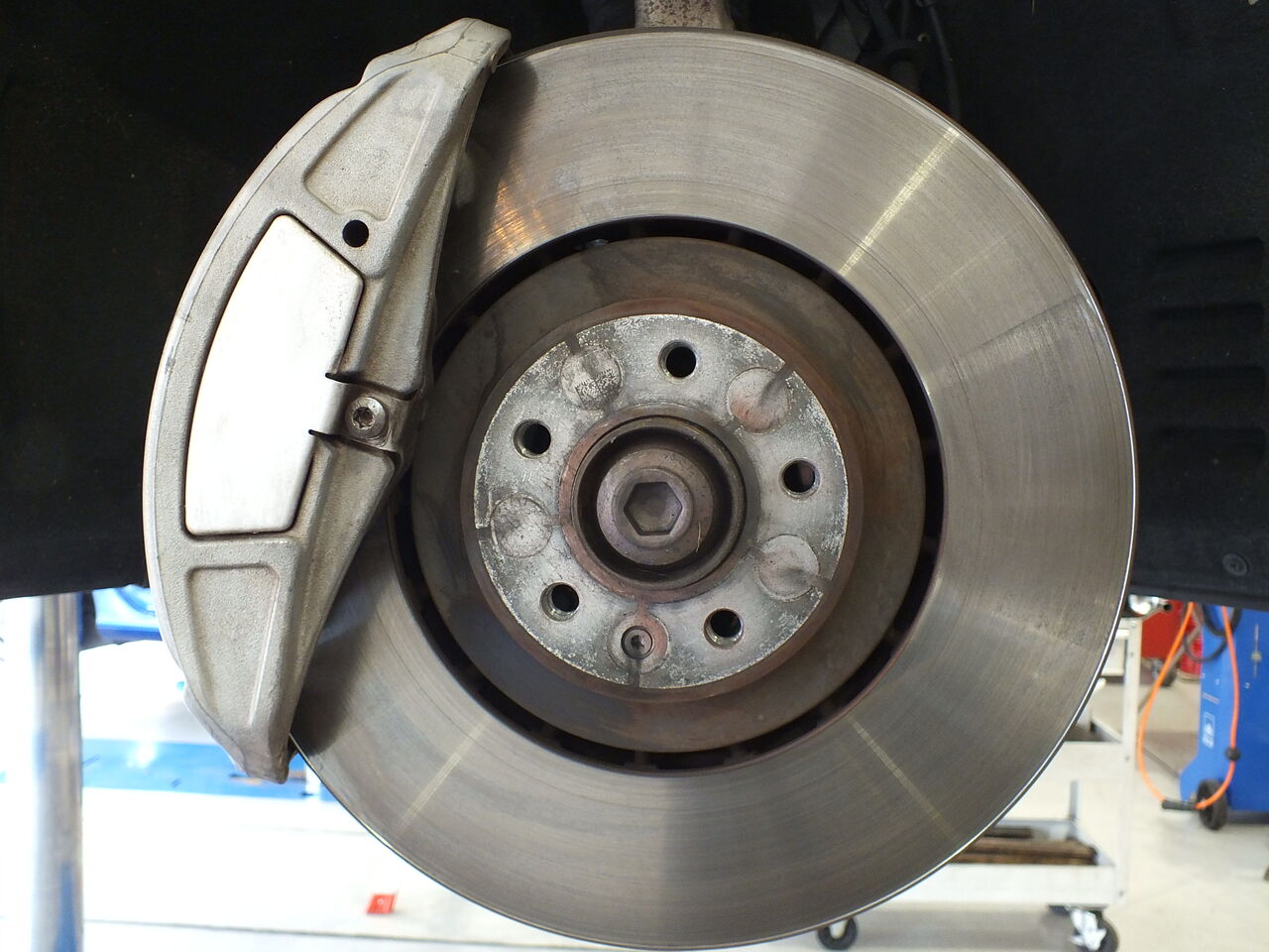 イシカワエンジニアリング スタッフブログ:AUDI A8(D4) 4.0 TFSI Quattro × iSWEEP Brake Pad IS1500