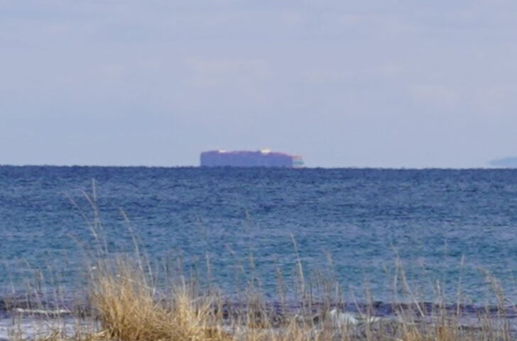 コンテナー船HMM Dream号 : 鹿部散歩