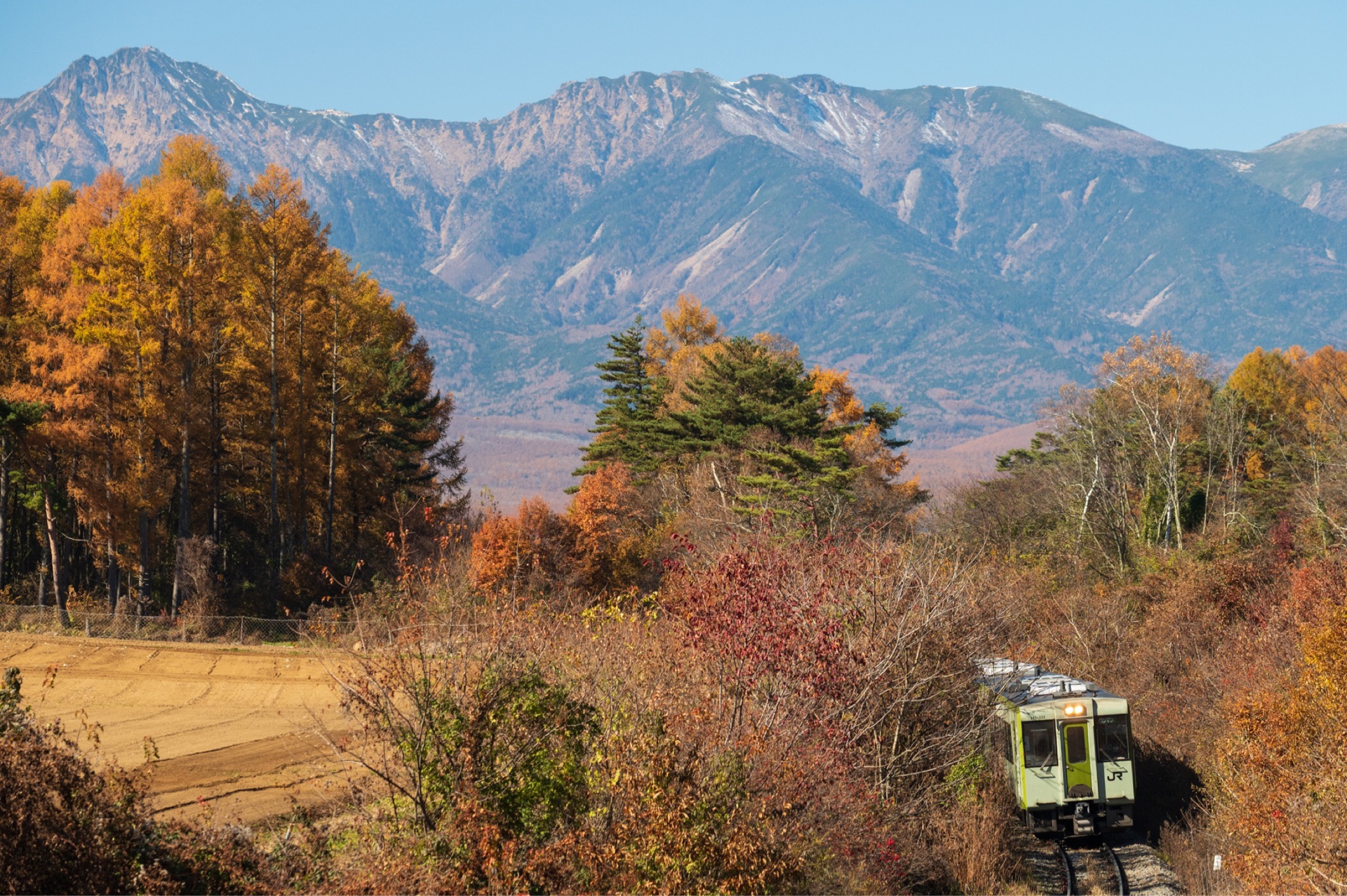 小海線 紅葉と八ヶ岳を背に - いわきち周遊券