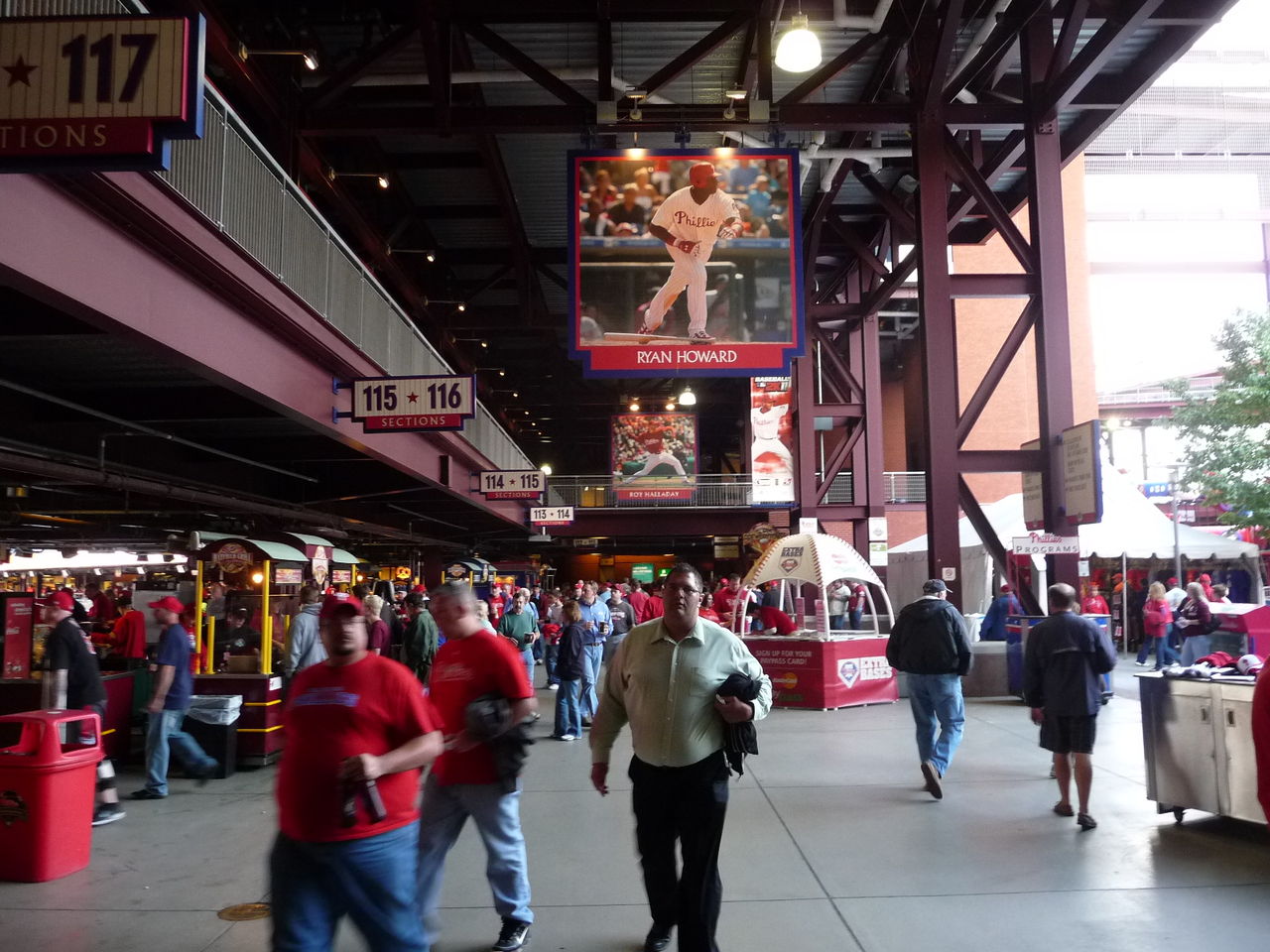 I LIVE FOR THIS by "j"eter : 1抜け決まりも立ち見でいっぱい＠Citizens Bank Park デシタ。