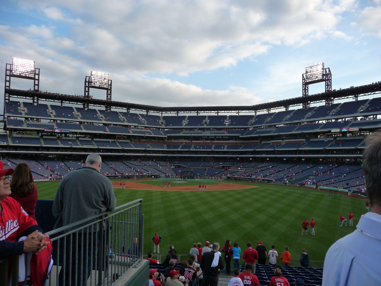 I LIVE FOR THIS by "j"eter : 1抜け決まりも立ち見でいっぱい＠Citizens Bank Park デシタ。