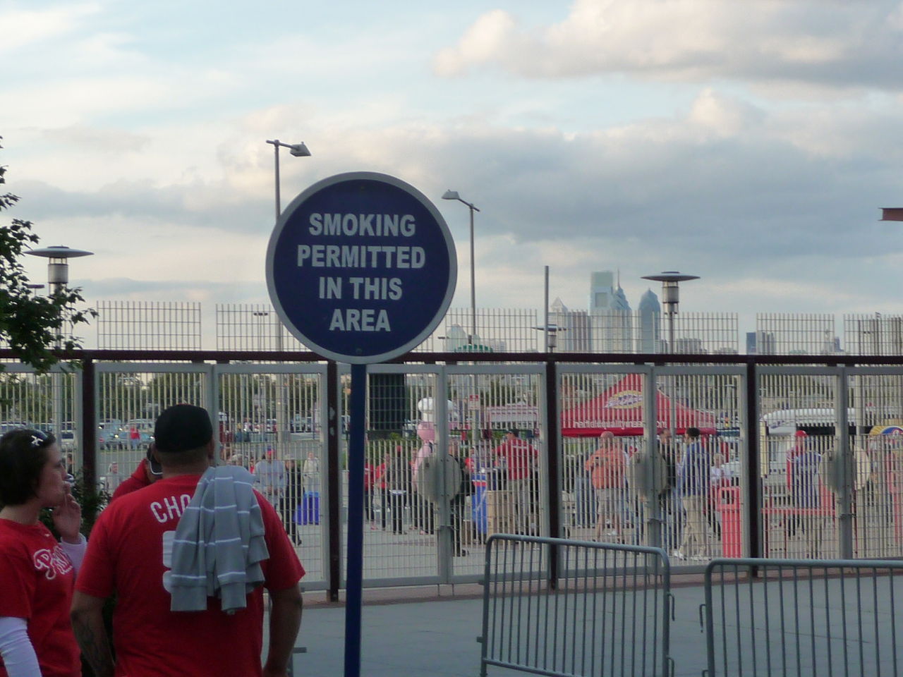 I LIVE FOR THIS by "j"eter : 1抜け決まりも立ち見でいっぱい＠Citizens Bank Park デシタ。