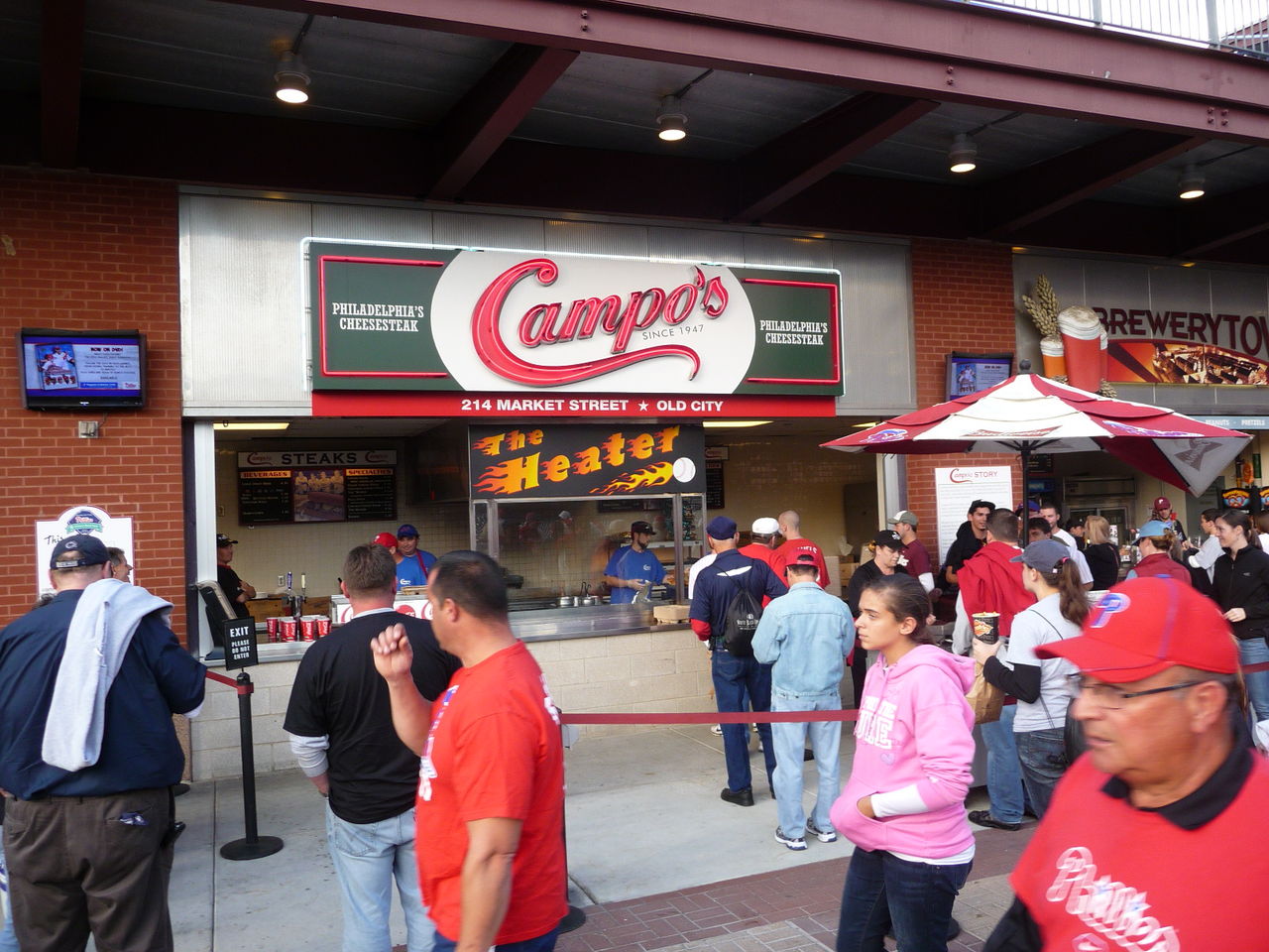 I LIVE FOR THIS by "j"eter : 1抜け決まりも立ち見でいっぱい＠Citizens Bank Park デシタ。