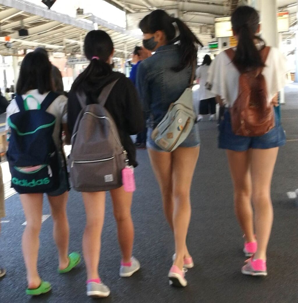 なんjですの 【画像】女子小学生の間でエチエチチューブトップが流行中