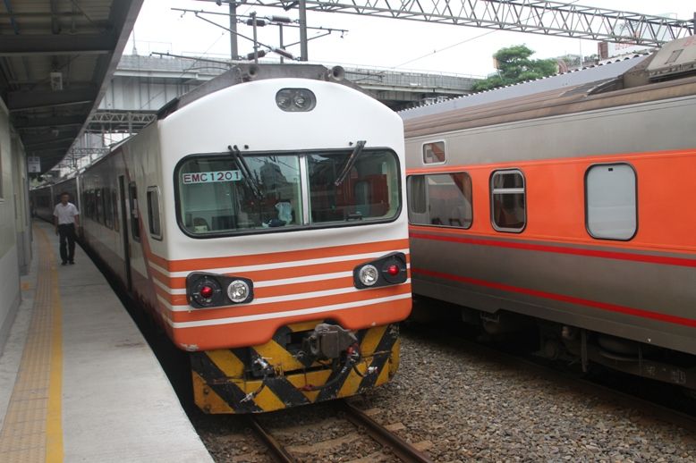 一間斎の部屋 : 台湾一周 その16 電車自強號乗り比べ EMU1200とE1000