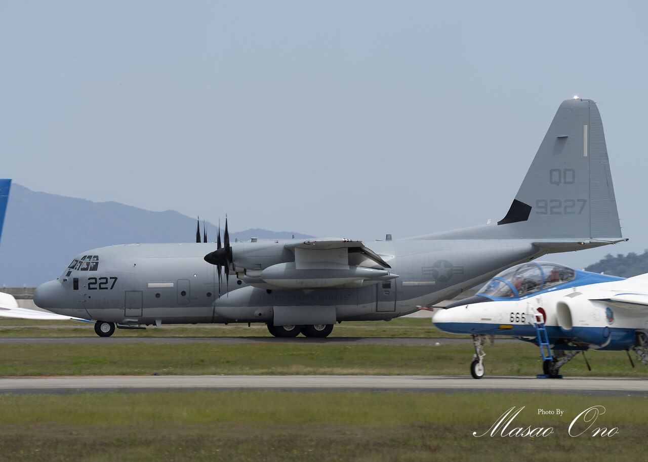 着陸するKC-130J : MODEL BOX