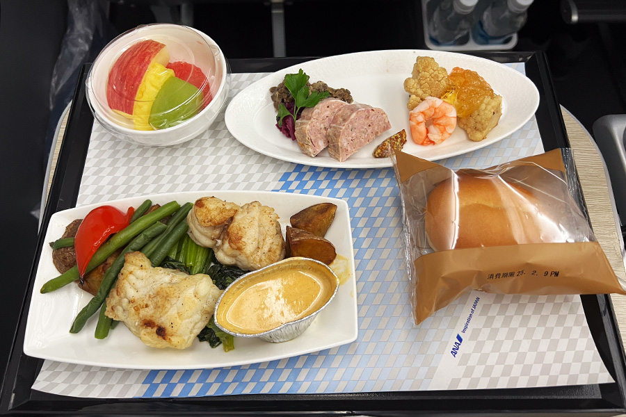 ANAハワイ便NH182便フライングホヌのプレミアムエコノミー機内食をご紹介します。盛り付けも綺麗で味も美味しかったよー！ 帰りのNH183便 ...