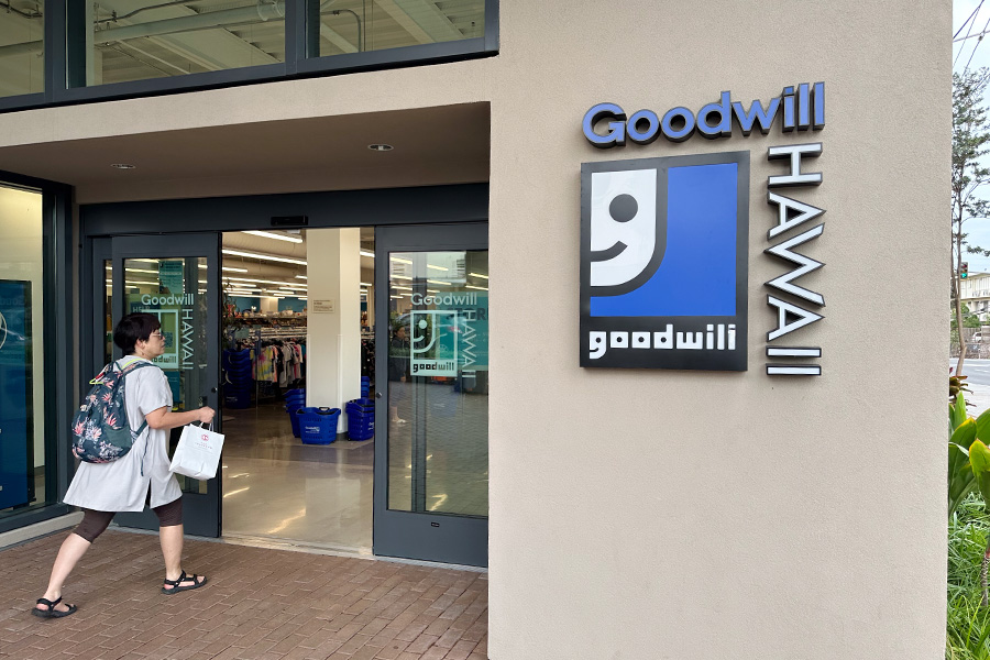 ワイアラエのグッドウィルハワイでAWAHAWAで売るためのハワイでしか手に入らないようなTシャツなどのアイテムを仕入れてみましたが ...