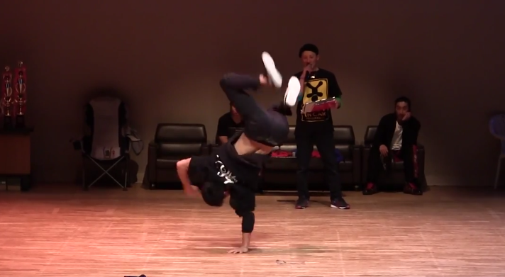 【動画】BBOY ASHITAKA 肘上げ(elbow up) 37回 - 世界記録更新!? : ブレぶろ！