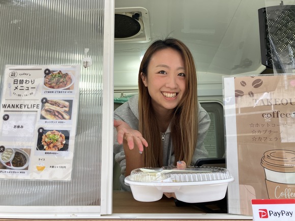 交野市役所前で見つけた！キッチンカーの「牛すじたっぷりカレー」が優しくておいしい - 交野タイムズ