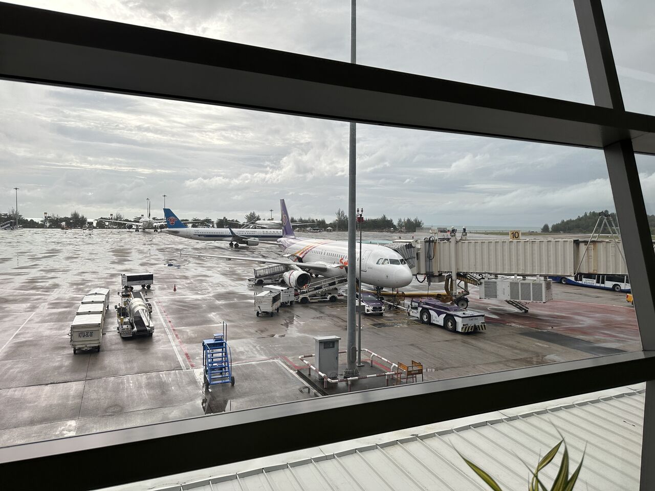 『搭乗記』タイ航空バンコク乗り継ぎ成田＝プーケットエコノミークラスTG643・642WE211・284便（2023年8月） : はらぺこさんの旅行散歩